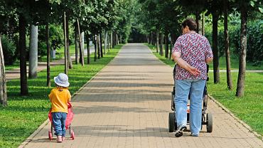DziÄšÂ rzĂÂd zajmie siĂÂ 'babciowym'. MajĂÂ byĂÂ trzy warianty ÄšÂwiadczenia. Jak bĂÂdĂÂ wyglĂÂdaĂÂ?