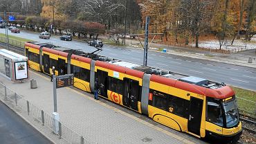To najdĹuĹźsza linia tramwajowa w Warszawie. Ma aĹź 49 przystankĂłw