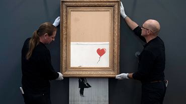 PoÄšĹşegnajcie siĂÂ z dzieÄšÂem Banksy'ego. KrÄĹl street artu zakoÄšÂczyÄšÂ ÄšĹşywot kolejnego obrazu. 'ZmieniÄšÂo status'